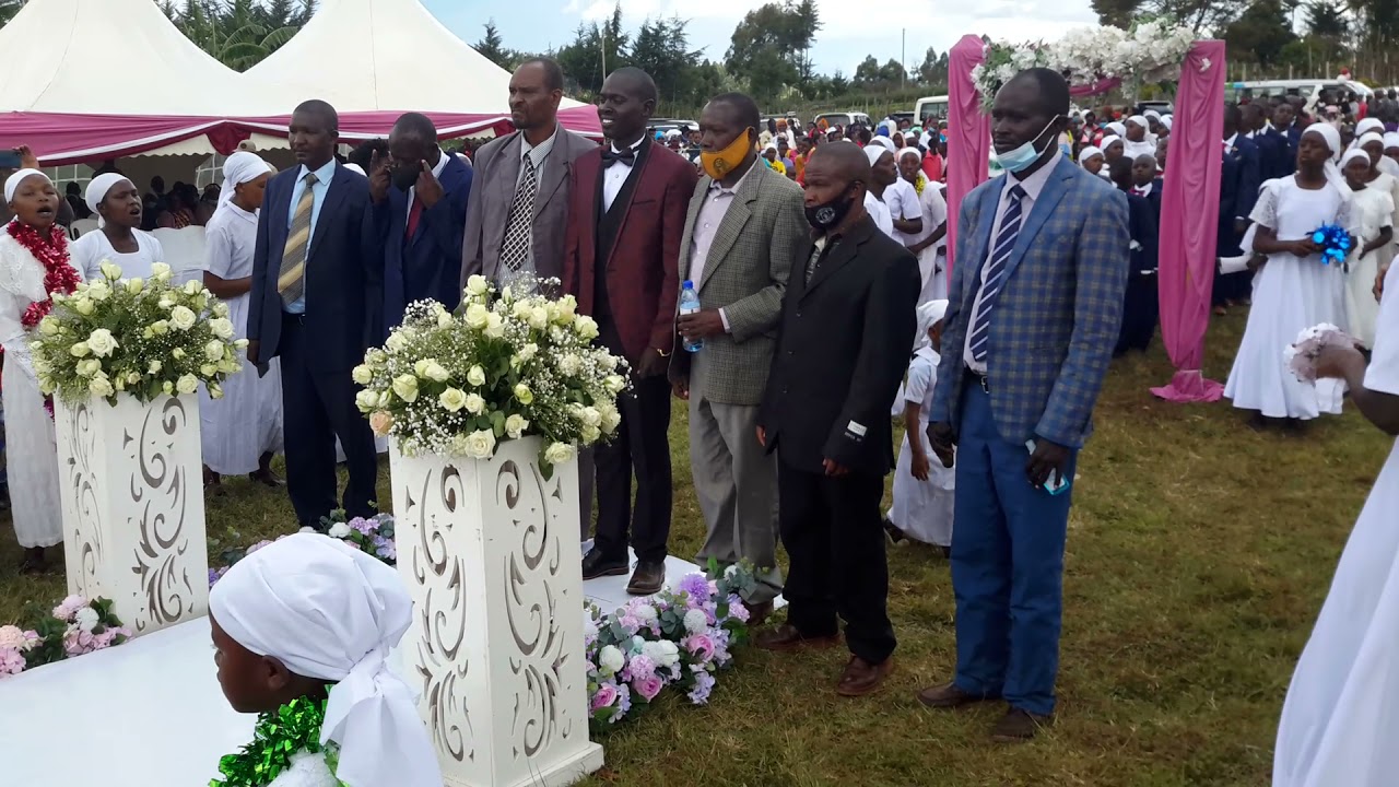 Jonathan Bett - Bwana arusi ashangasa jukuani kwa kufuraia bibi arusi ...
